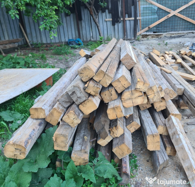 Grinzi de lemn provenite dintr-un acoperiș demolat