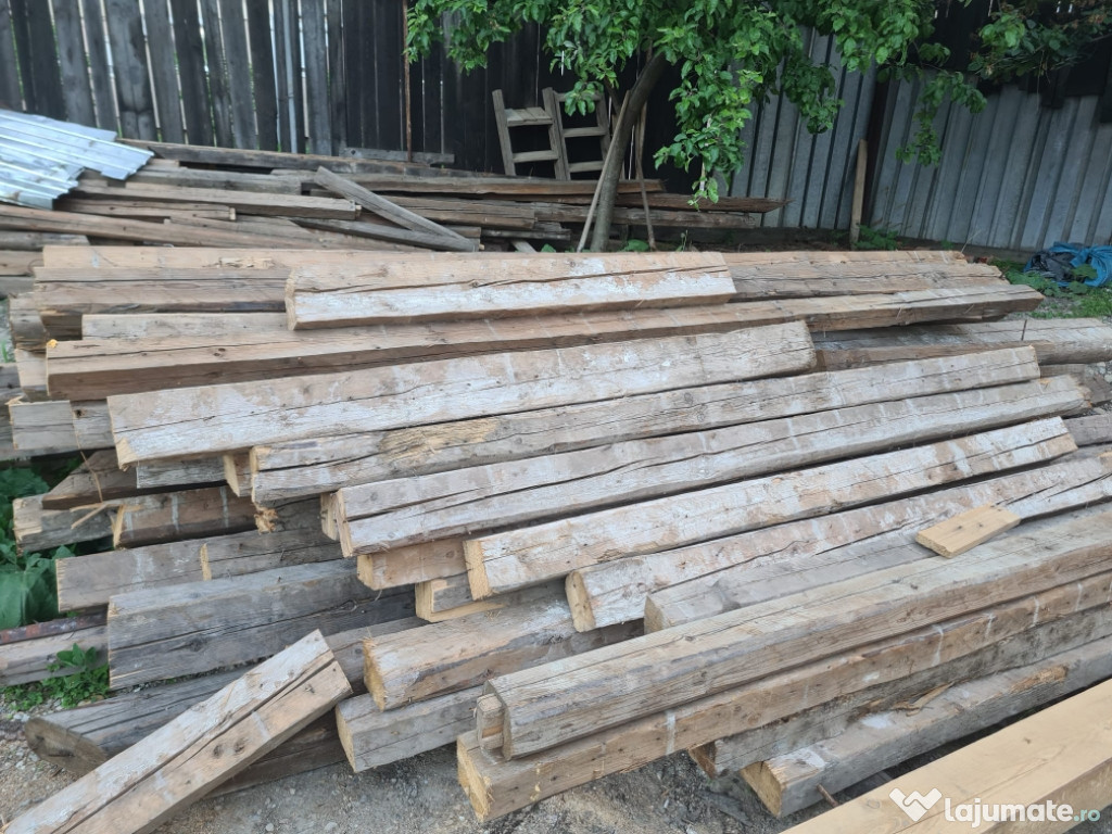 Grinzi de lemn provenite dintr-un acoperiș demolat