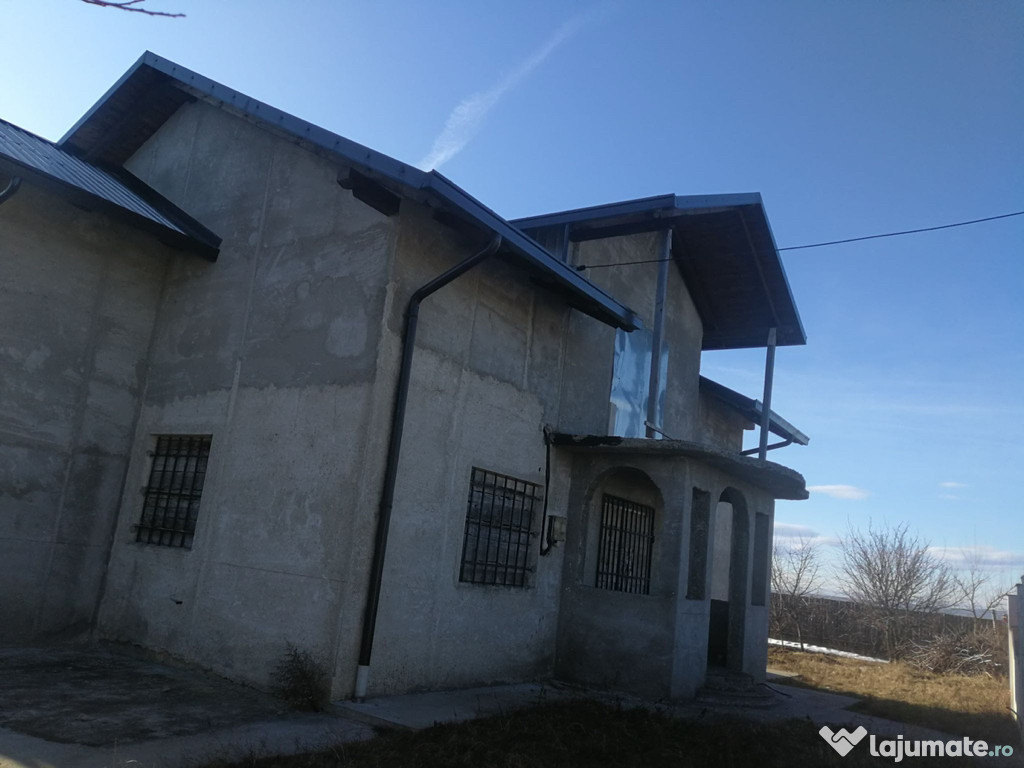 Casa, anexa și teren Halaucesti