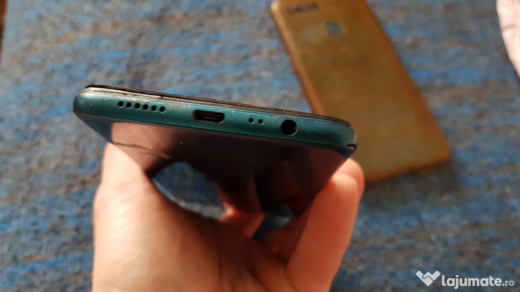 Telefon OPPO cu display-ul spart